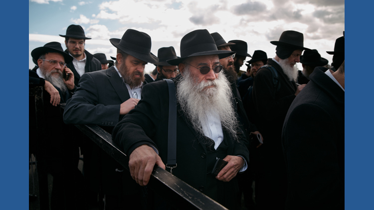 Photos of Hasidic Jewish rabbis praying at resting place of 'the Rebbe ...