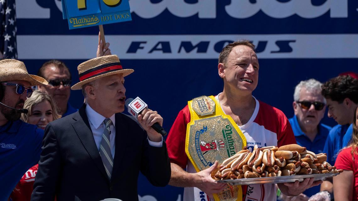 Joey Chestnut reclaims Nathan’s hot dog contest title | kiiitv.com