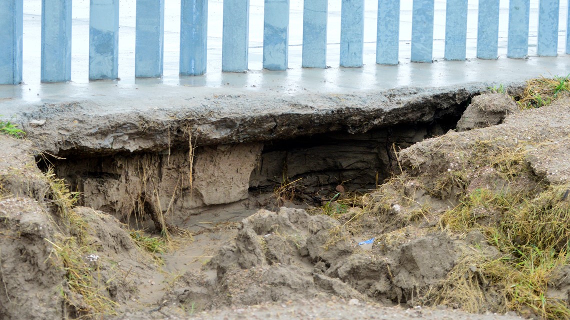 Private border wall in Texas could collapse in certain conditions ...