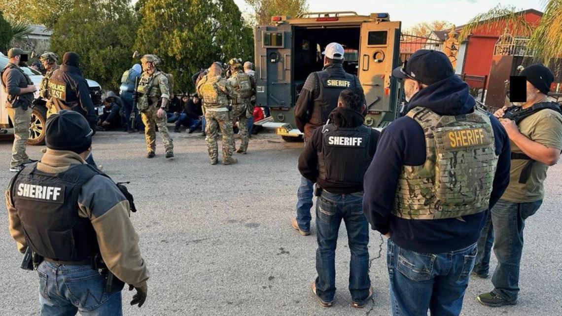 Man arrested for smuggling 16 'illegal aliens' | kiiitv.com