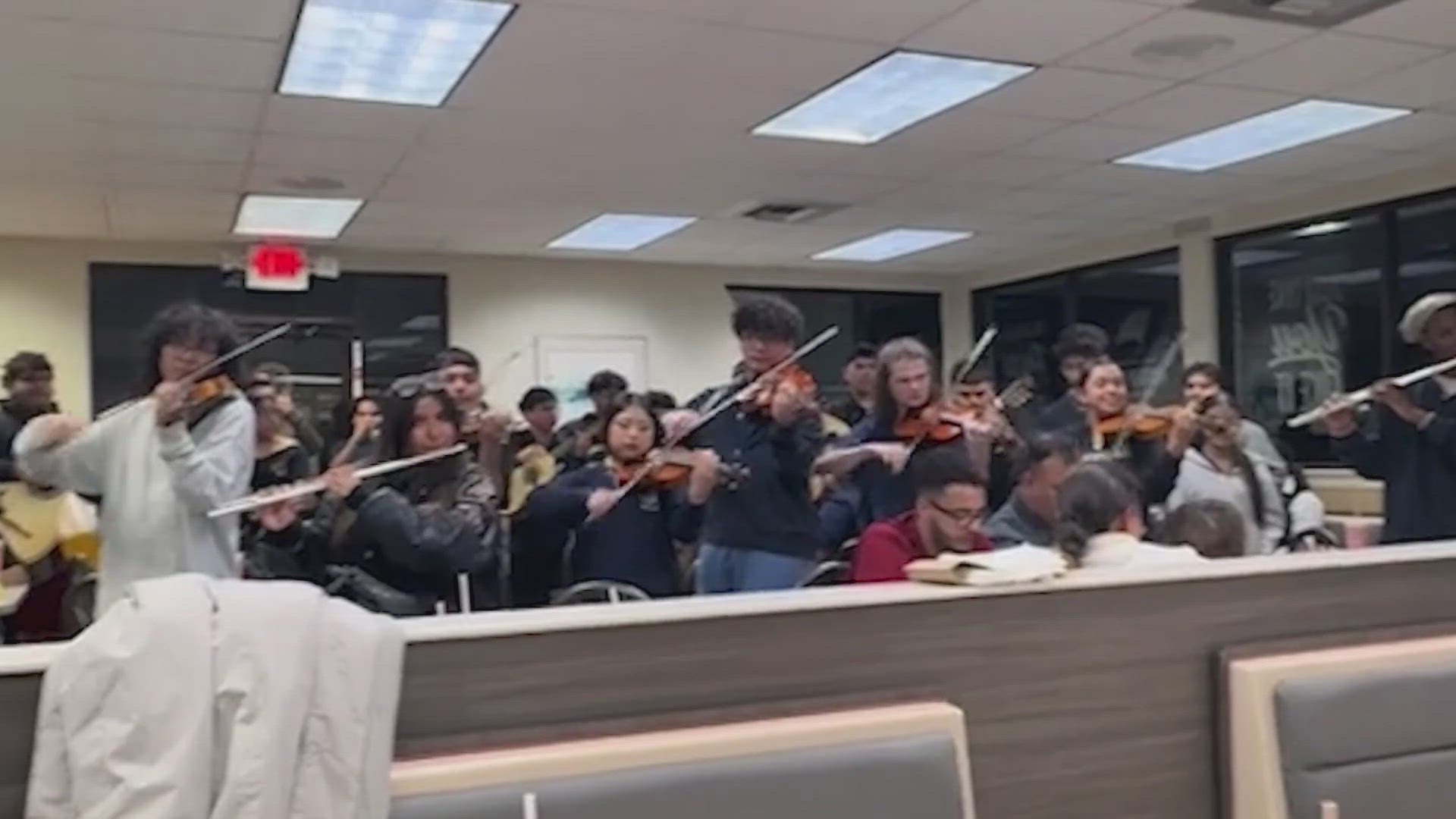 Houston-area school mariachi bands put on Whataburger concert | kiiitv.com