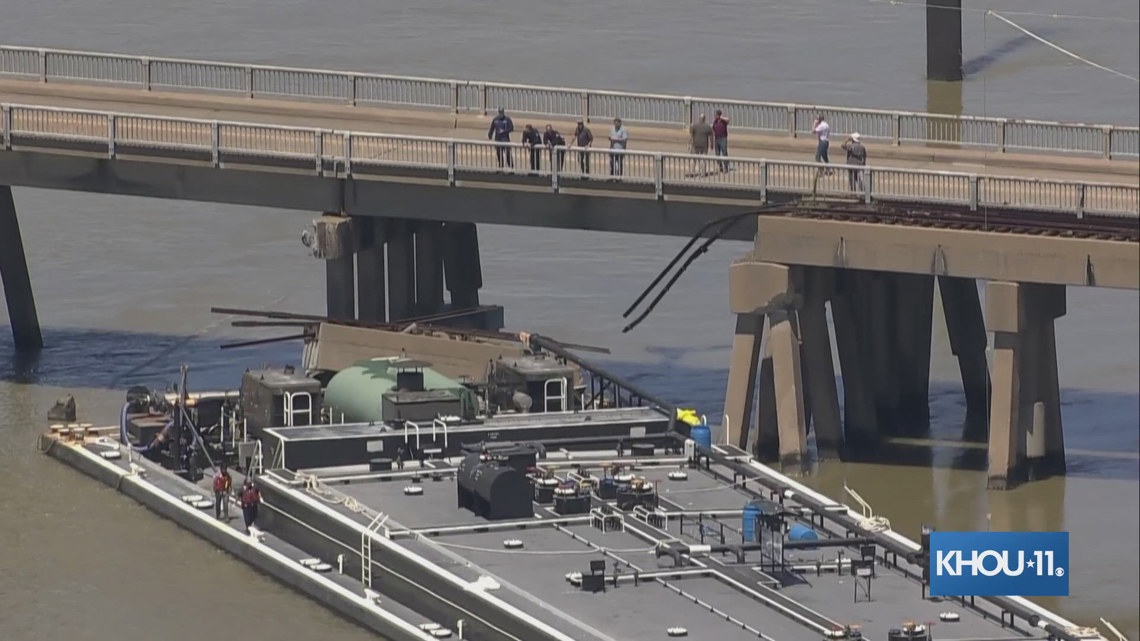 Barge hits bridge in Texas: Pelican Island evacuation continues ...