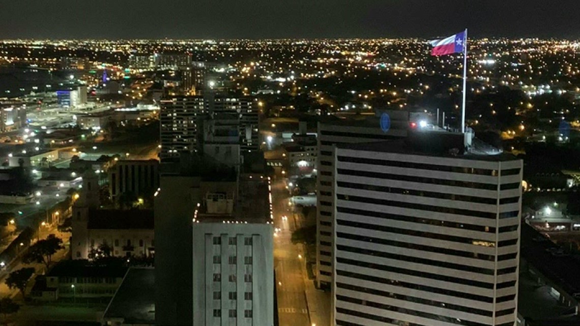 Frost Bank gets new Texas flag pole | kiiitv.com