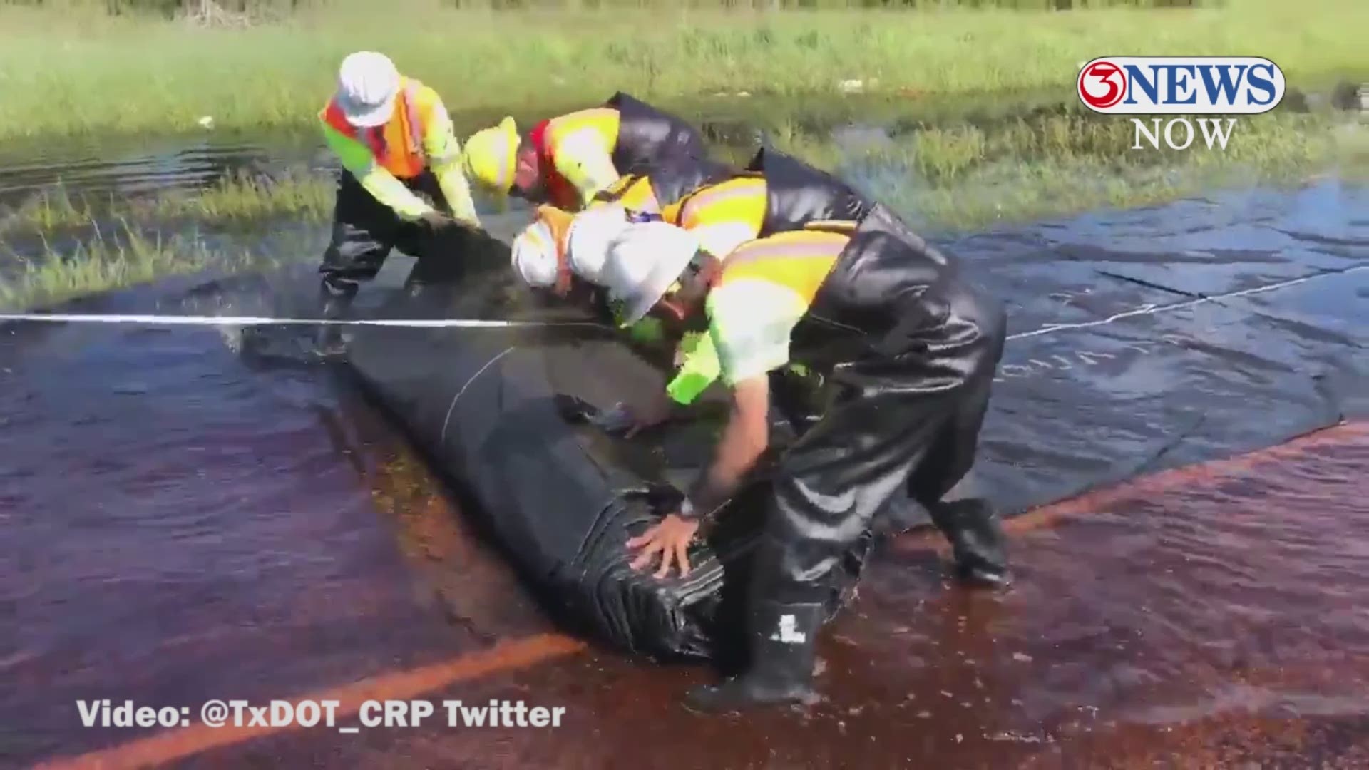 VIDEO: TxDOT crews install Aqua Dam in Rockport | kiiitv.com