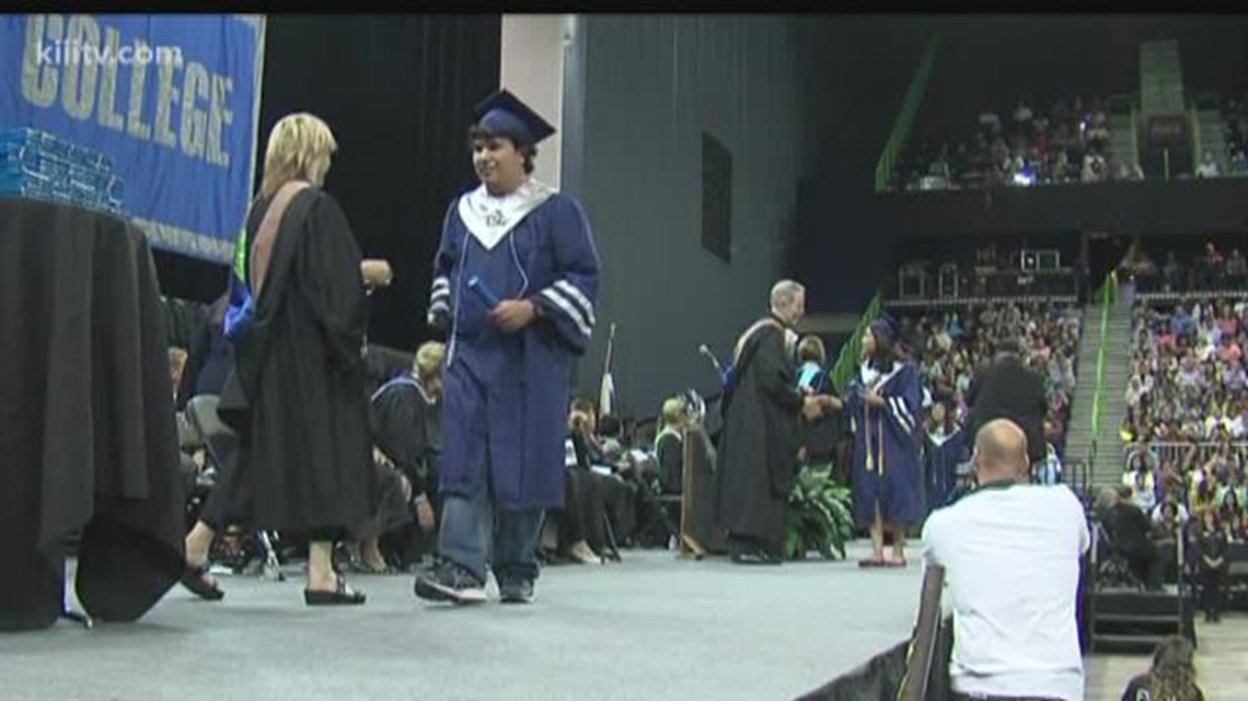 Del Mar College graduates accept their diplomas | kiiitv.com