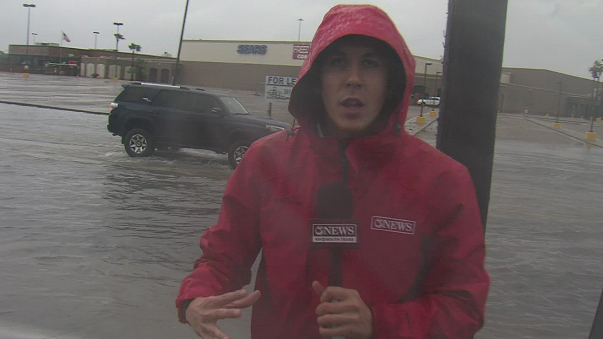 Cars stalls in flood water on Airline Road in Corpus Christi | kiiitv.com