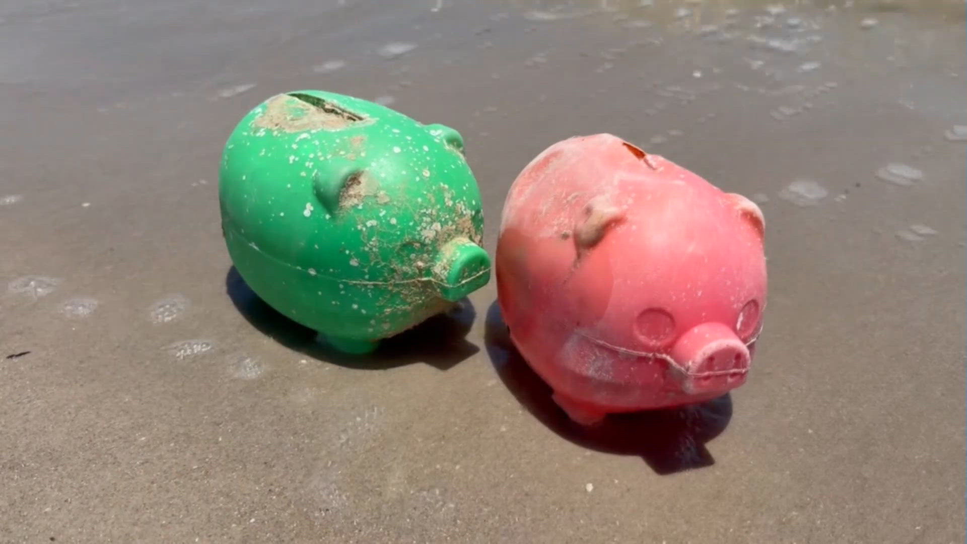 Dozens of floating piggy banks blanket South Texas beaches | kiiitv.com
