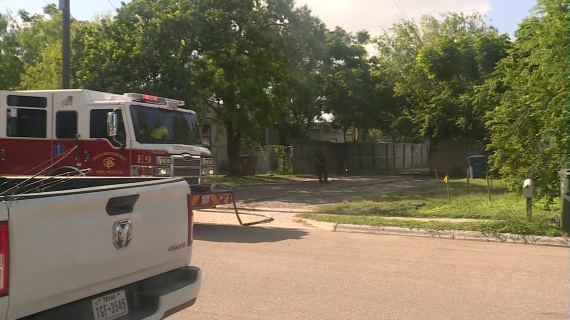 Corpus Christi firefighter injured battling apartment fire | kiiitv.com