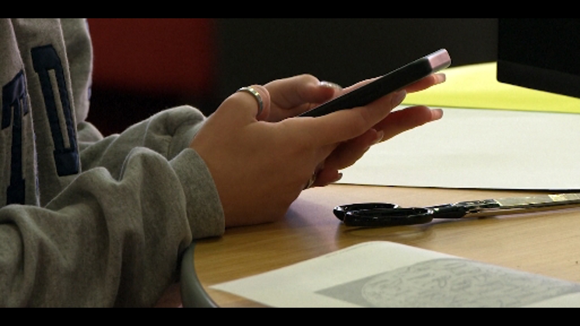 Texas House Bill 515 would ban cellphones from school classrooms ...