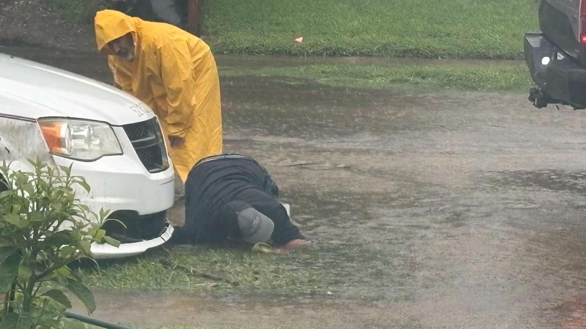 Neighbors help free USPS van stuck during heavy rain on Sherwood Drive ...