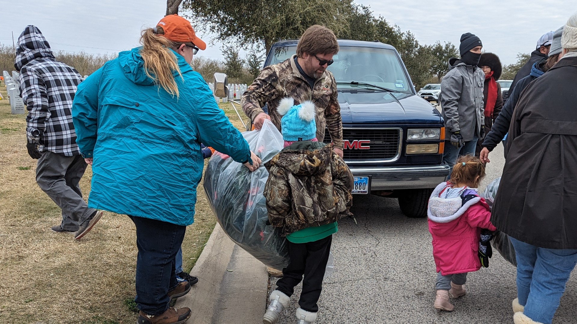 Volunteers show up for Wreaths Across America pick up event | kiiitv.com