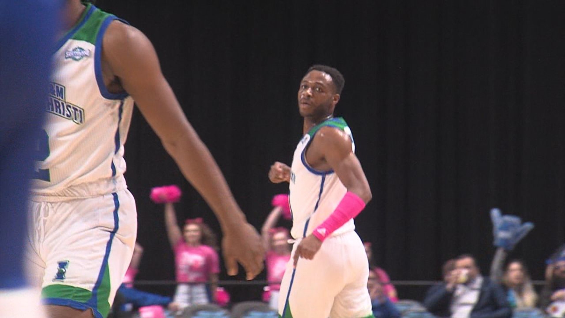 Islanders complete men's and women's sweep of McNeese | kiiitv.com