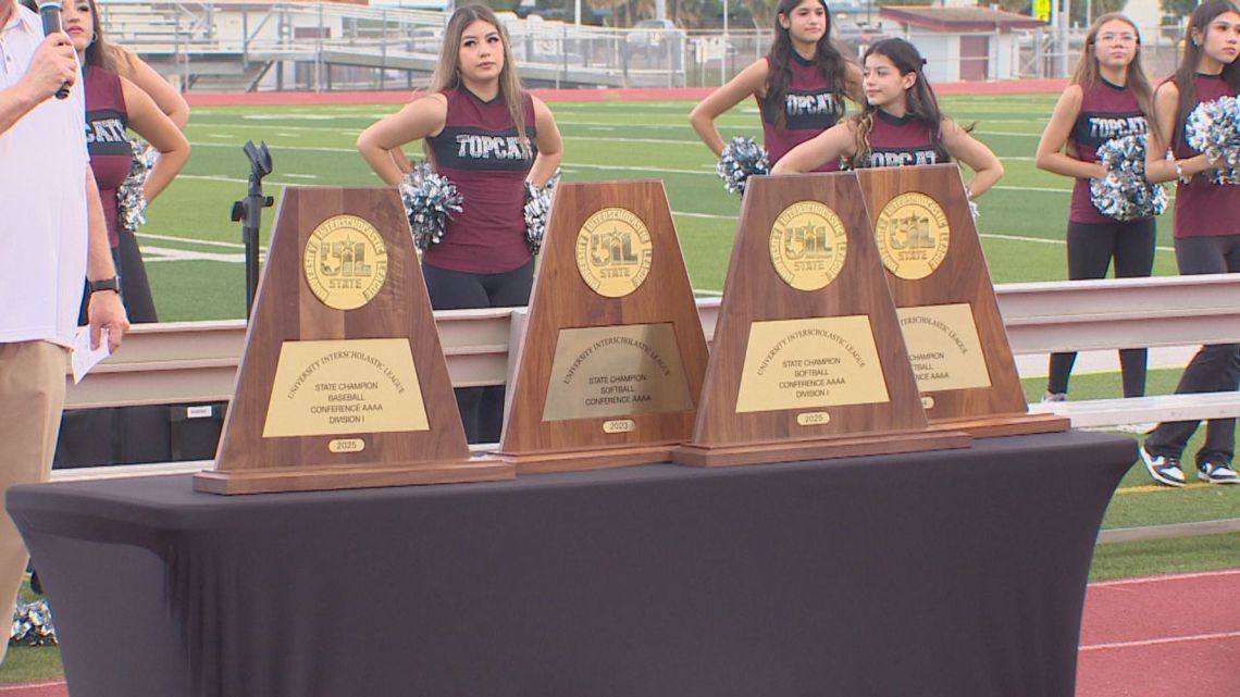 Calallen celebrates baseball and softball titles with parade | kiiitv.com