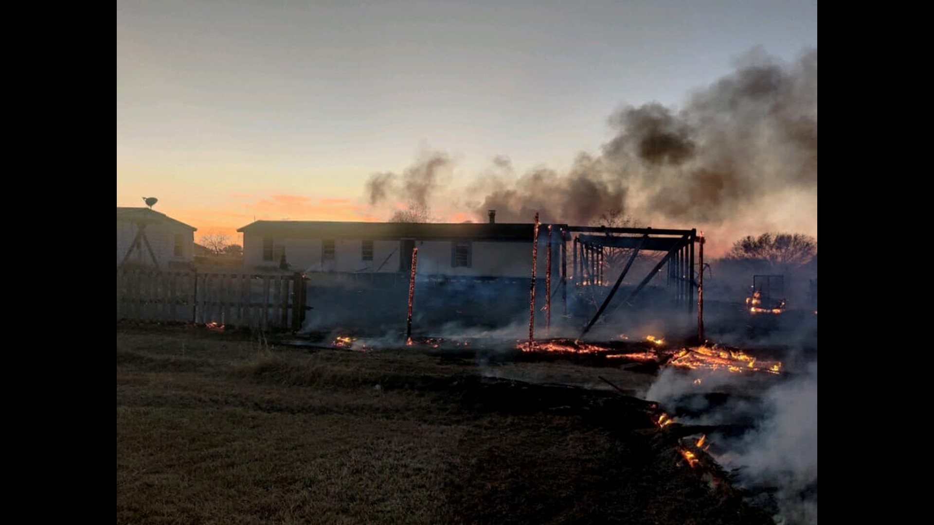 Brush fire near Sinton destroys mobile home | kiiitv.com