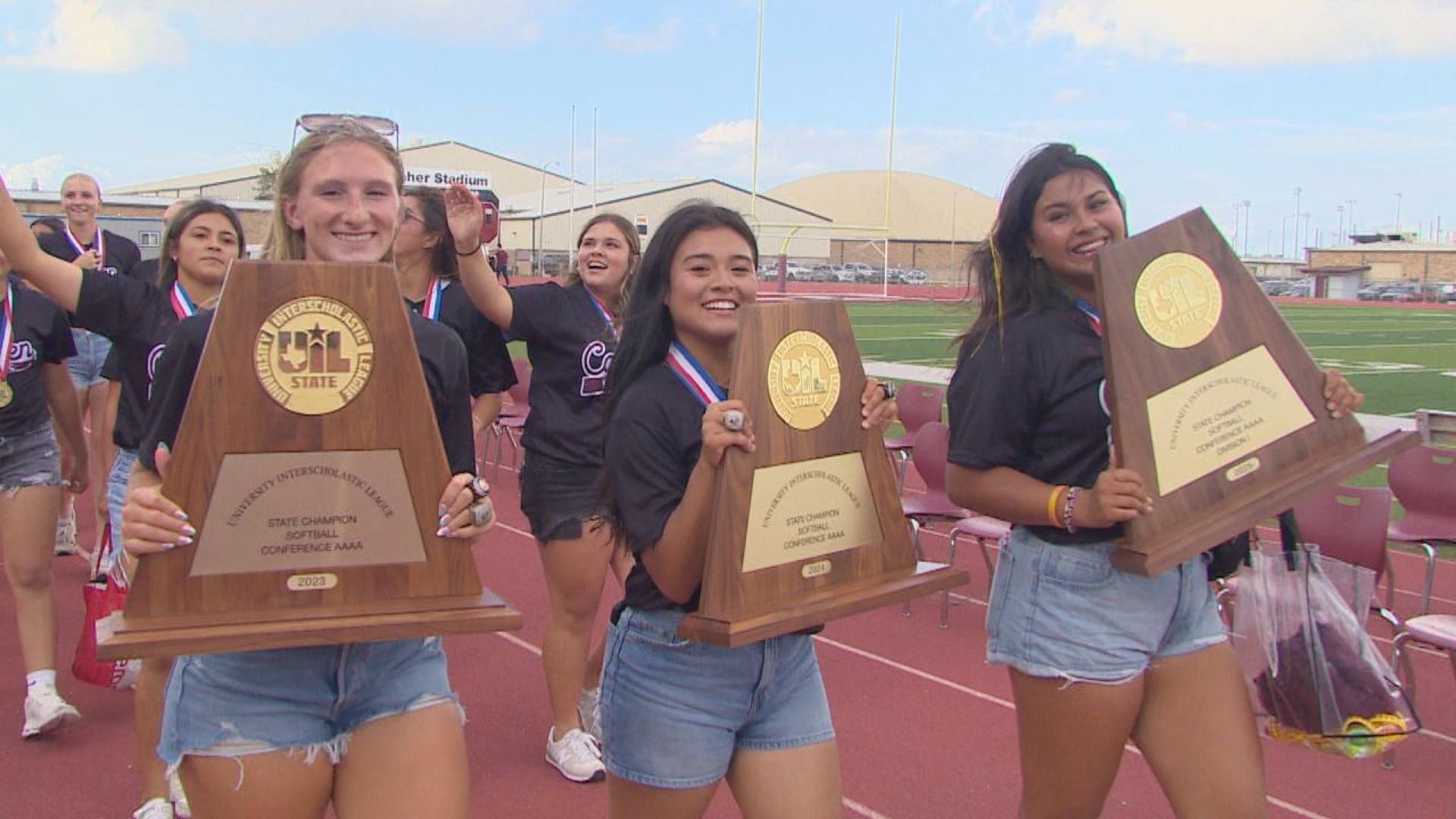 Calallen celebrates baseball and softball titles with parade | kiiitv.com