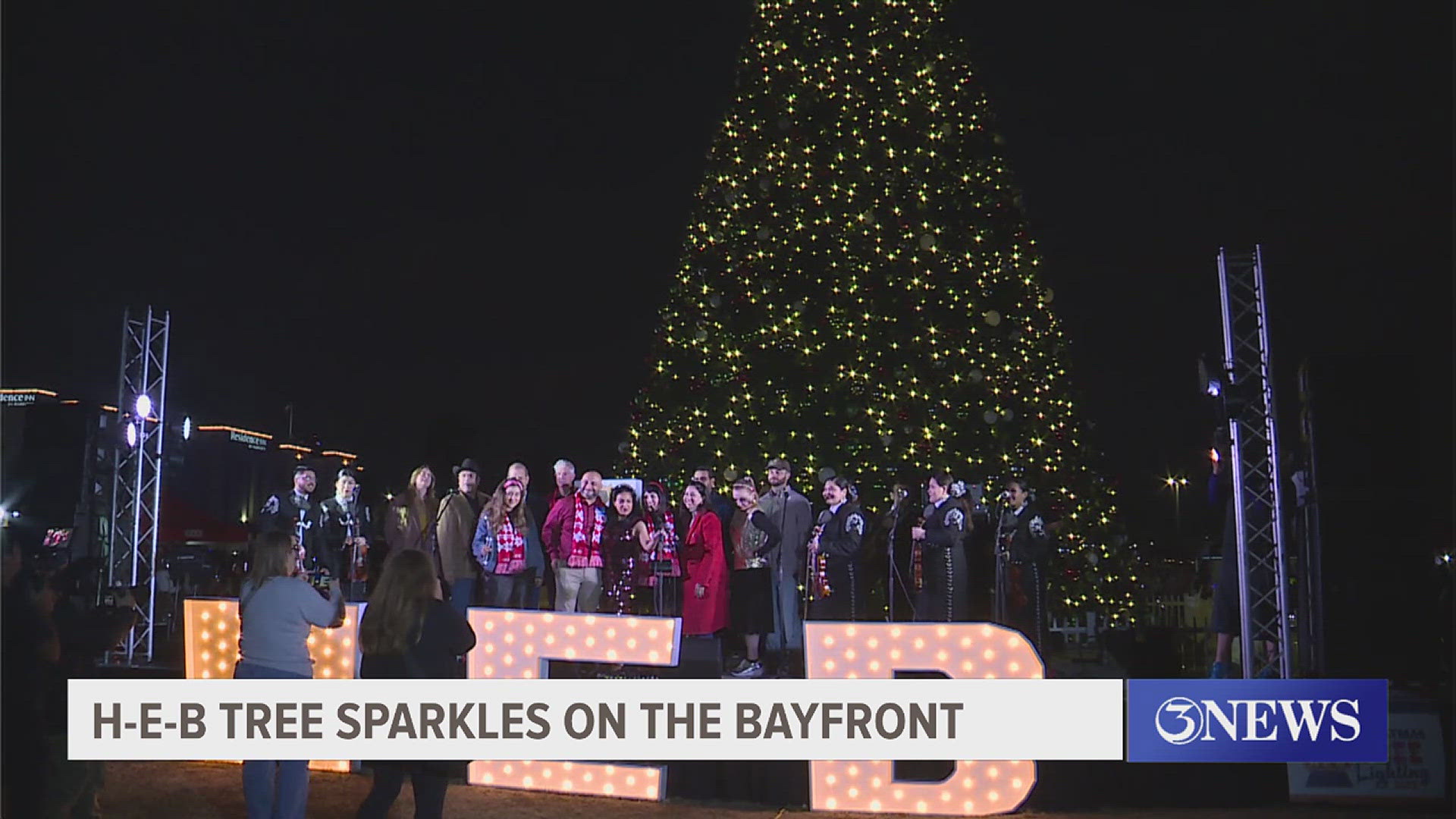Tree lighting brings holiday cheer to Waters Edge Park | kiiitv.com