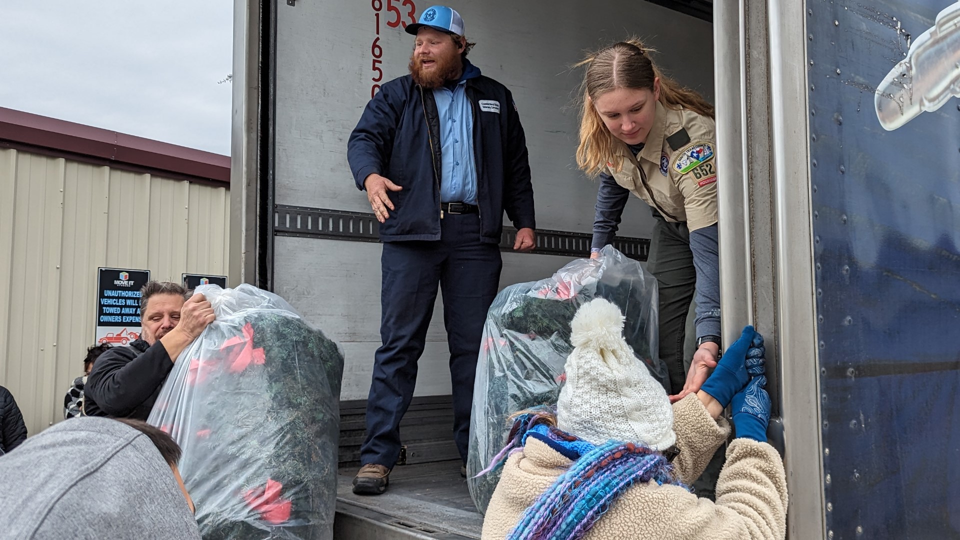 Volunteers show up for Wreaths Across America pick up event | kiiitv.com