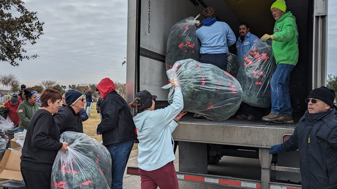 Volunteers show up for Wreaths Across America pick up event | kiiitv.com