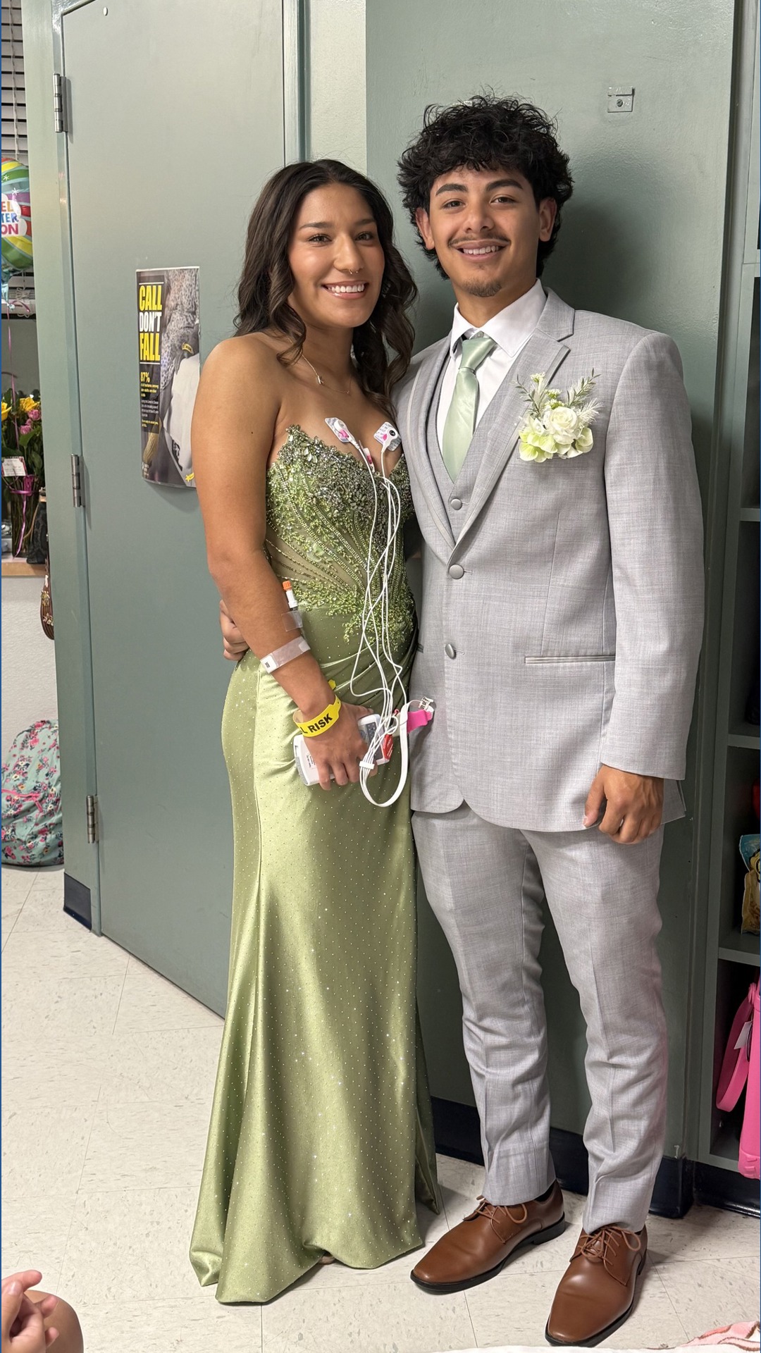 Hospitalized senior celebrates prom in hospital room with family and ...